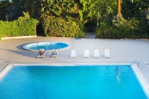 Piscina externa sazonal, guarda-sóis, espreguiçadeiras