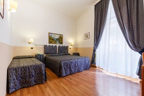 Camas de colchão pillowtop, minibar, cofre no quarto, secretária 