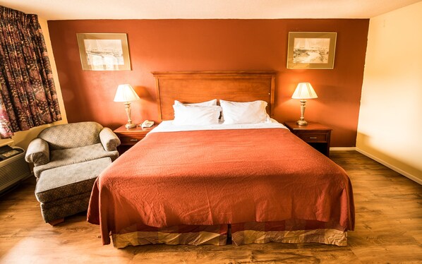 Quarto, 1 cama king-size | Ferro/tábua de engomar, Wi-fi grátis, roupa de cama fornecida 