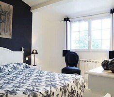 Quarto casal premium | Roupas de cama premium, cofres nos quartos, escrivaninha