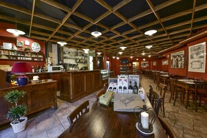 Pequenos-almoços e jantares servidos, incluindo cozinha regional 