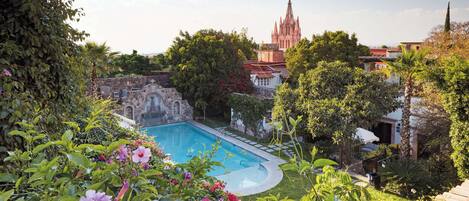 Piscina exterior, da(s) 07:00 à(s) 20:00, guarda-sóis, espreguiçadeiras