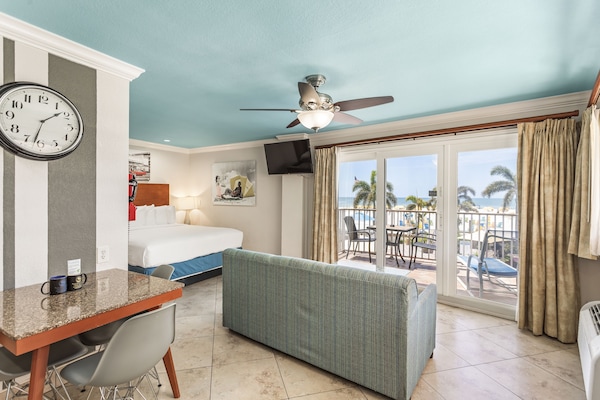 Suíte, 1 cama King e sofá-cama, sacada (Gulf Front View) | Cofres nos quartos, cortinas blackout, ferros/tábuas de passar roupa