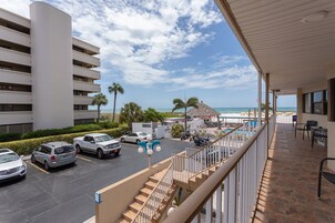 Suíte superior (Gulf View 2 Queen beds and 1 Sofa bed) | Vista para praia/oceano