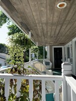 Terraço com espreguiçadeiras