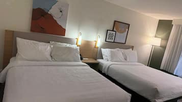 Quarto, 2 camas Queen | Wi-Fi de cortesia, roupa de cama, despertadores