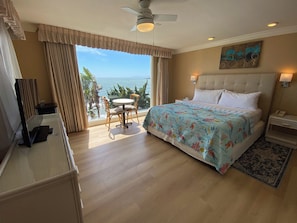 Quarto Deluxe, várias camas, vista para o oceano | Secretária, cortinas/cortinados opacos, ferro/tábua de engomar 