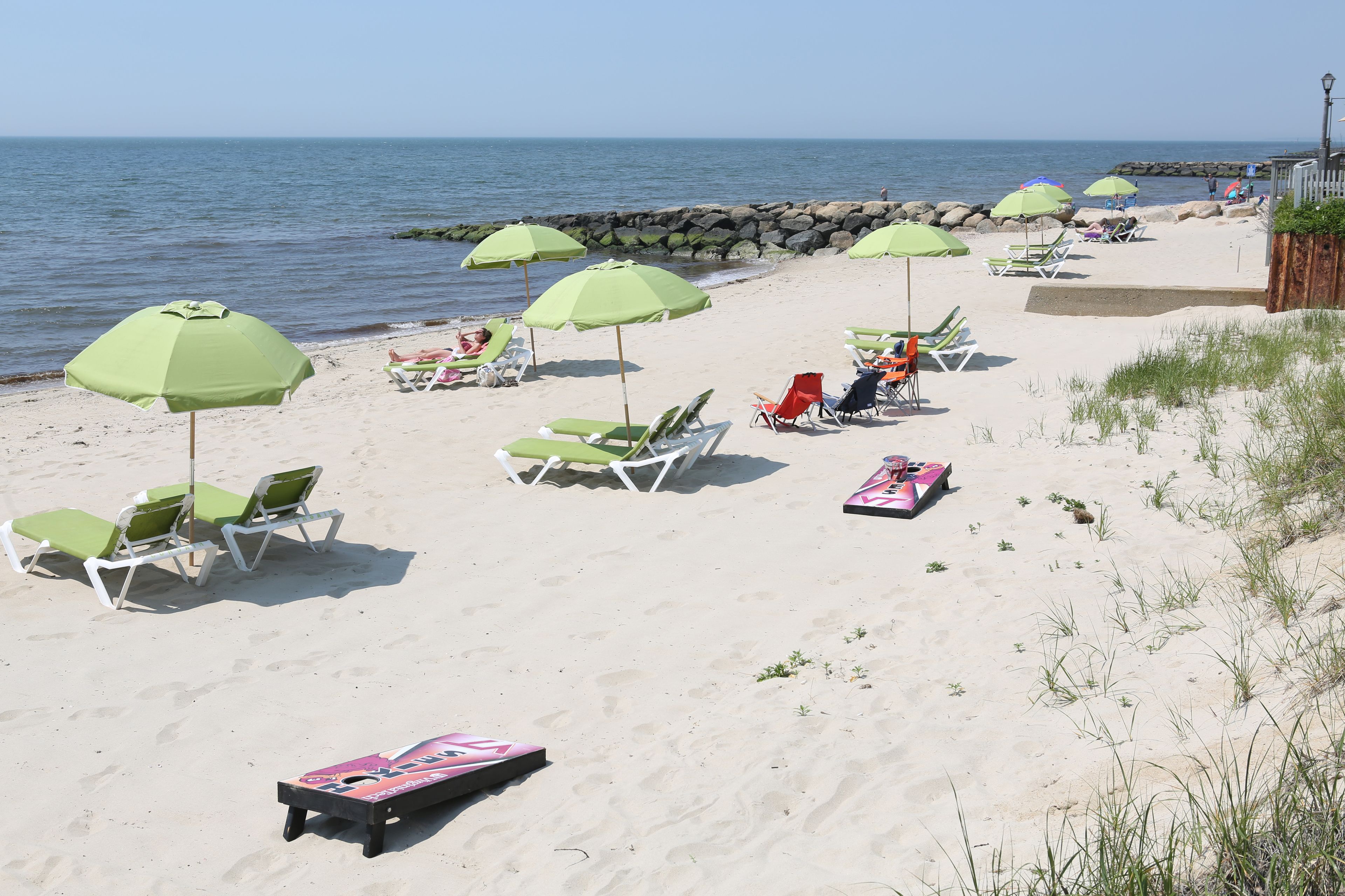 Praia particular, espreguiçadeiras, guarda-sóis, toalhas de praia 