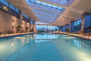 2 piscinas internas, funciona das 6h às 22h, barracas, guarda-sóis