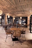 Pequenos-almoços, almoços, jantares servidos, cozinha internacional 