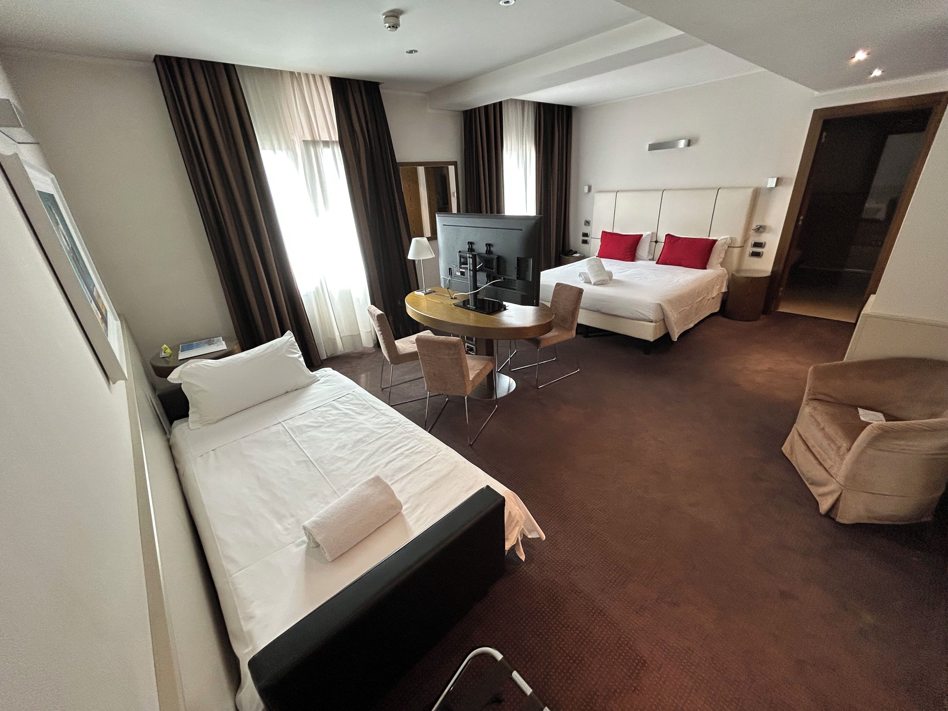 Quarto casal luxo (plus Sofa Bed) | Edredons de pluma, frigobar, cofres nos quartos, escrivaninha