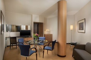 Quarto Superior (Extra Bed 2 Adults + 1 Child) | Edredões de penas, minibar, cofre no quarto, secretária 
