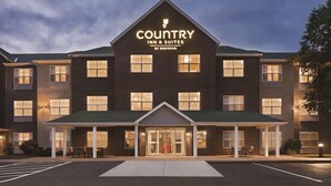 Um edifício de tijolos com uma placa que diz 'Country Inn & Suites by Radisson'.
