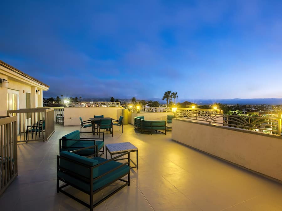 Terraço com espreguiçadeiras