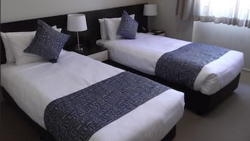 Quarto duplo standard | Frigobar, escrivaninha, ferros/tábuas de passar roupa