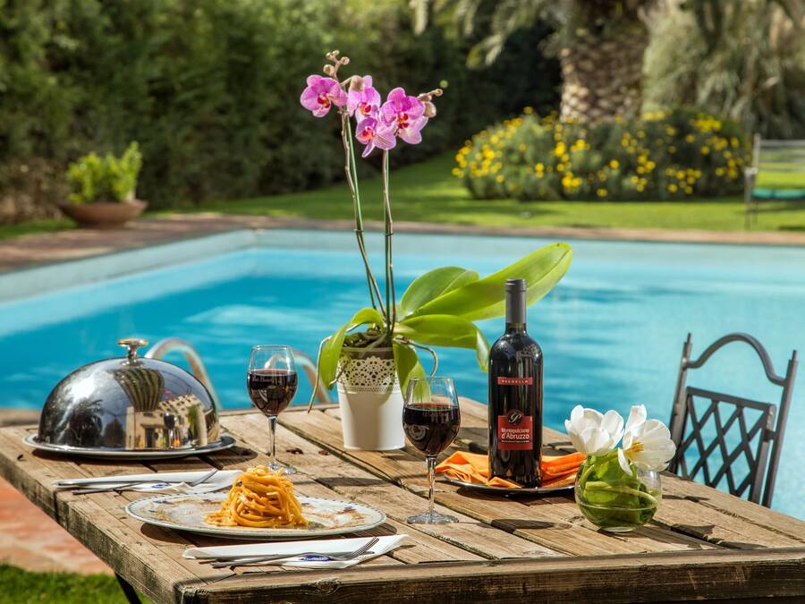 Piscina exterior, espreguiçadeiras