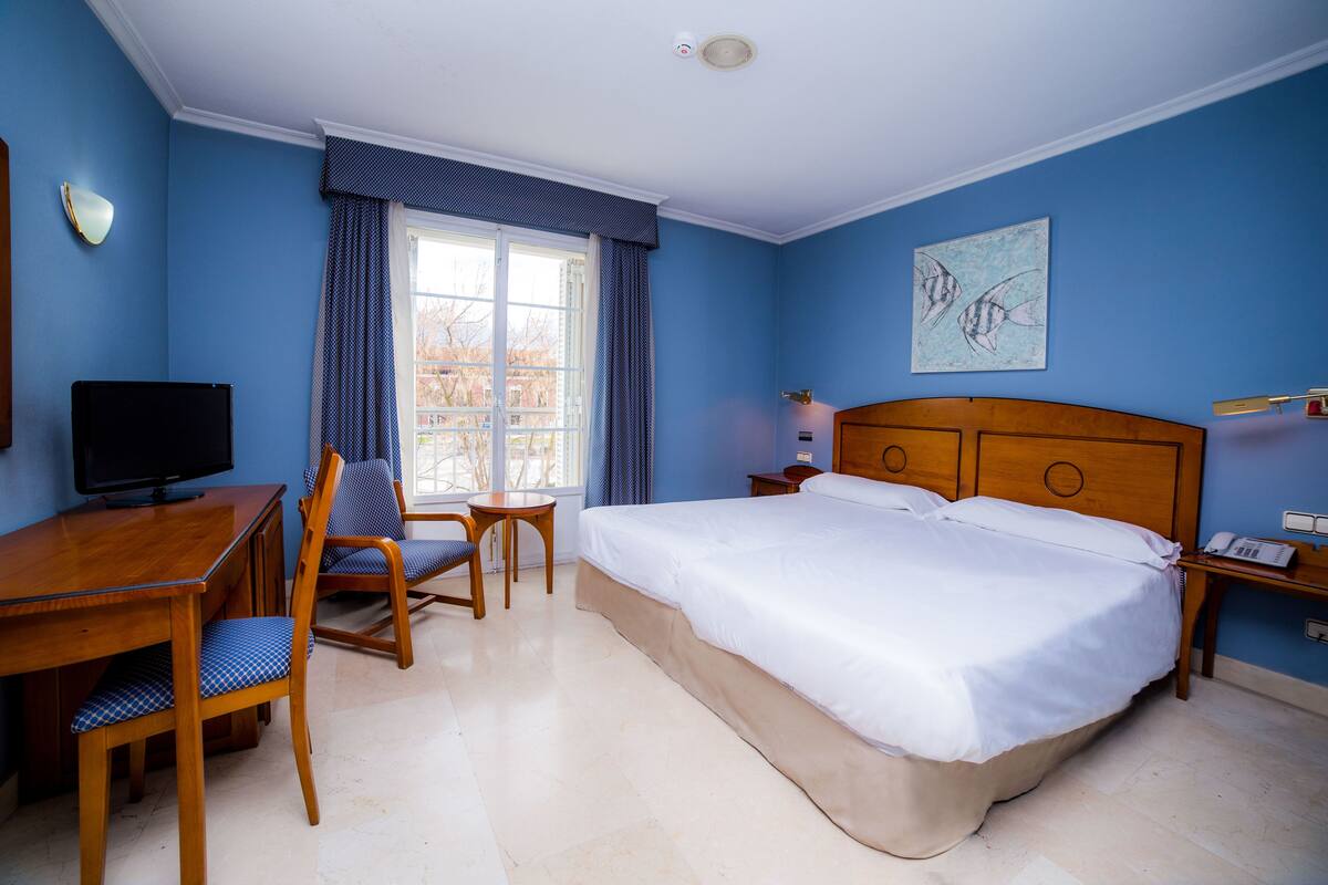 Minibar, cofre no quarto, secretária, quartos insonorizados 