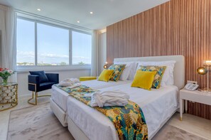 Quarto Twin Deluxe | Minibar, secretária, cortinas/cortinados opacos, quartos insonorizados