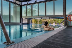 Piscina interior, piscina exterior, espreguiçadeiras 