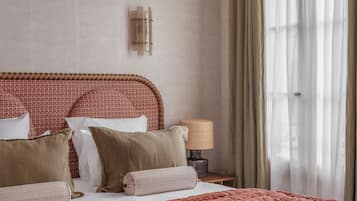 Quarto Clássico com Cama de Casal | Camas de colchão pillowtop, minibar, cofre no quarto