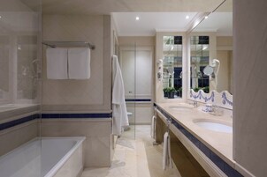 Suite | Casa de banho | Uma banheira, artigos de higiene pessoal grátis, um secador de cabelo 