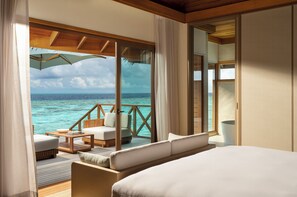 Two Bedroom Ocean Pavilion with Indoor-Outdoor Pool | Roupa de alta qualidade, minibar, cofre no quarto 