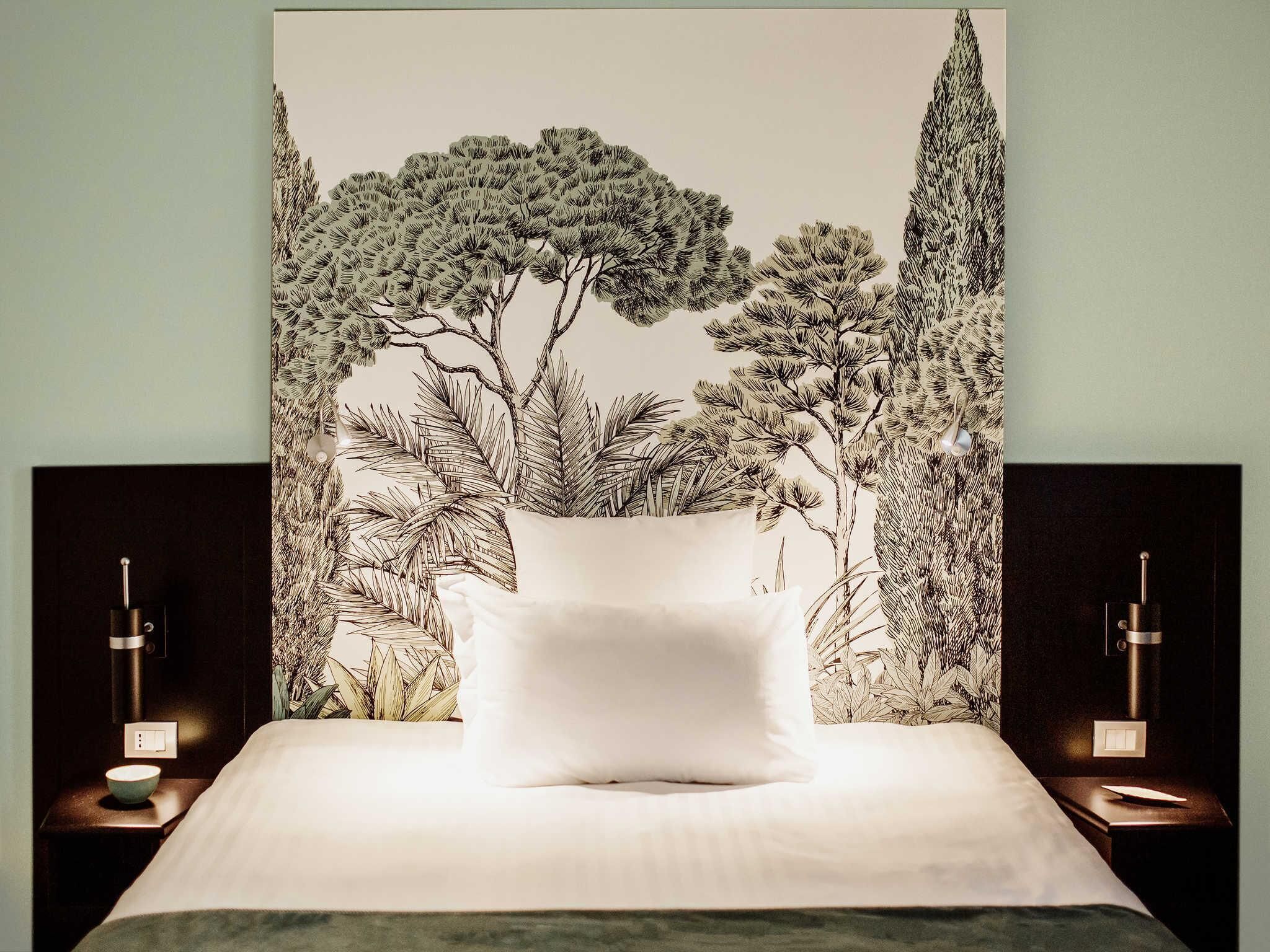 Quarto solteiro clássico | Roupas de cama premium, edredons de pluma, frigobar, cofres nos quartos