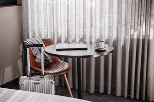 Frigobar, cofres nos quartos, escrivaninha, cortinas blackout