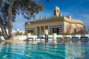 Piscina externa sazonal, guarda-sóis, espreguiçadeiras