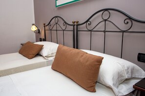 Frigobar, cofres nos quartos, escrivaninha, quartos à prova de som