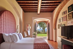 Camas de colchão pillowtop, cofre no quarto