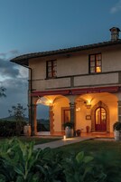 Almoços, jantares servidos, cozinha local, junto à piscina