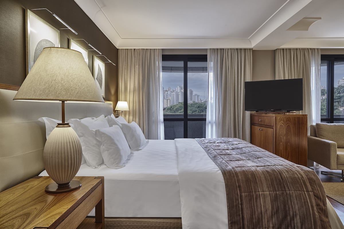 Minibar, cofre no quarto, cortinas/cortinados opacos