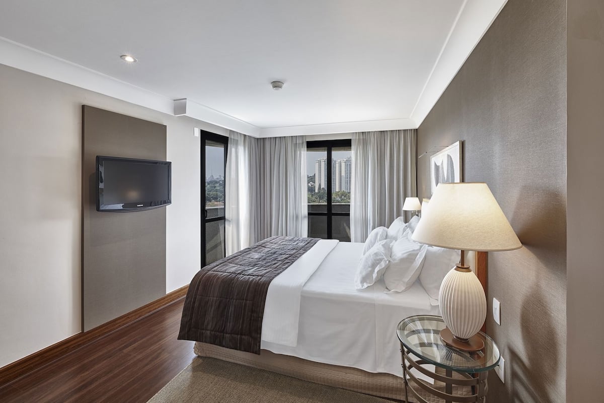 Minibar, cofre no quarto, cortinas/cortinados opacos