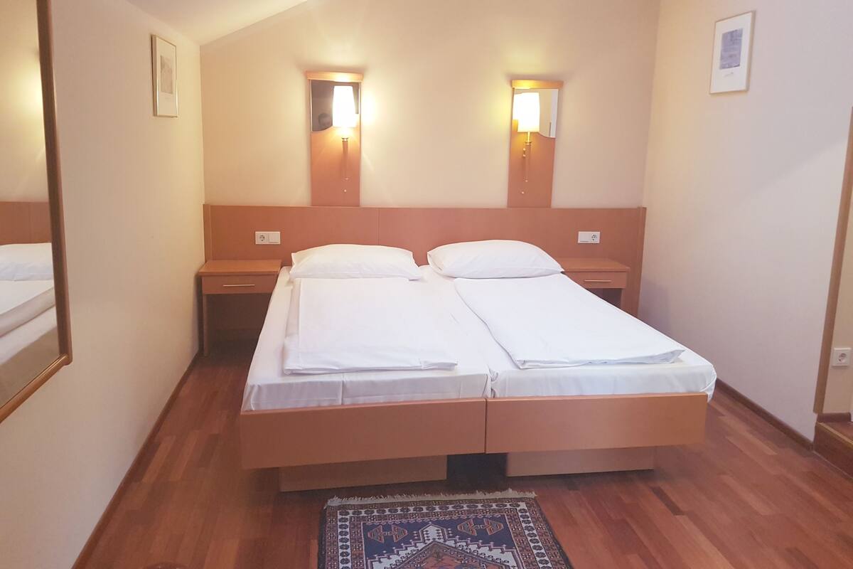 Roupa de alta qualidade, minibar, cofre no quarto, secretária 