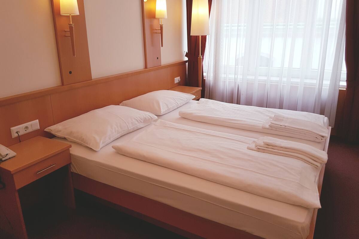 Apartamento, 2 quartos (for 4 people) | Roupa de alta qualidade, minibar, cofre no quarto, secretária 