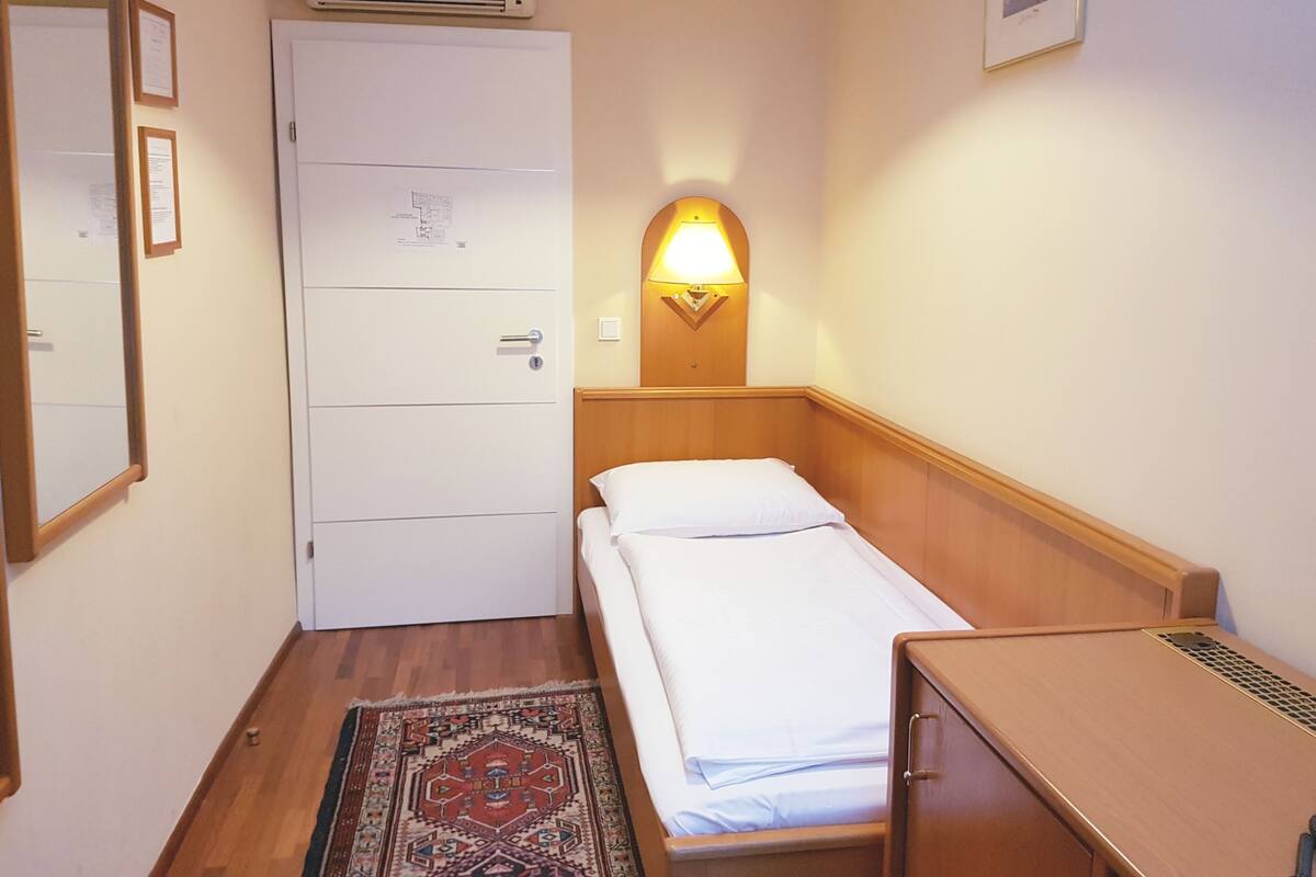 Quarto Individual Comfort, 1 cama individual | Roupa de alta qualidade, minibar, cofre no quarto, secretária 