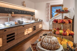 Café da manhã com buffet todos os dias (EUR 16.5 por pessoa) 