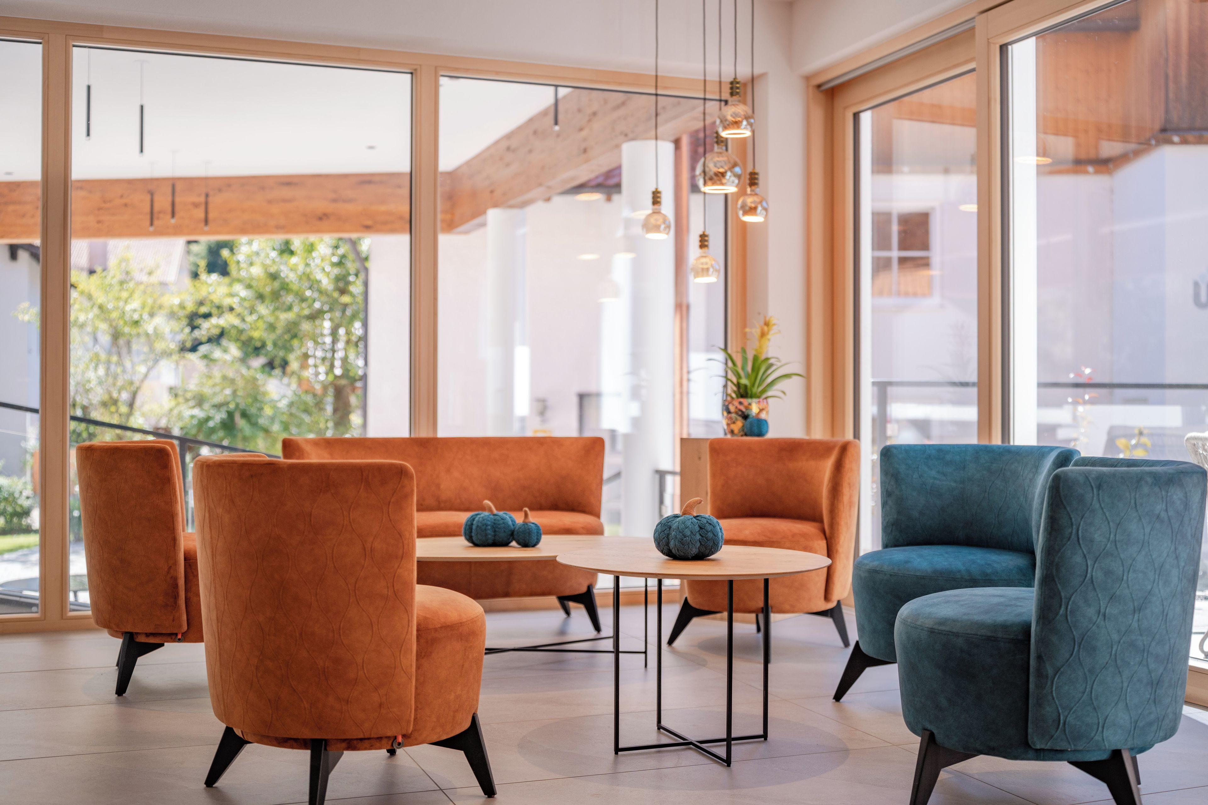 Um interior moderno com um sofá, uma mesa e cadeiras.