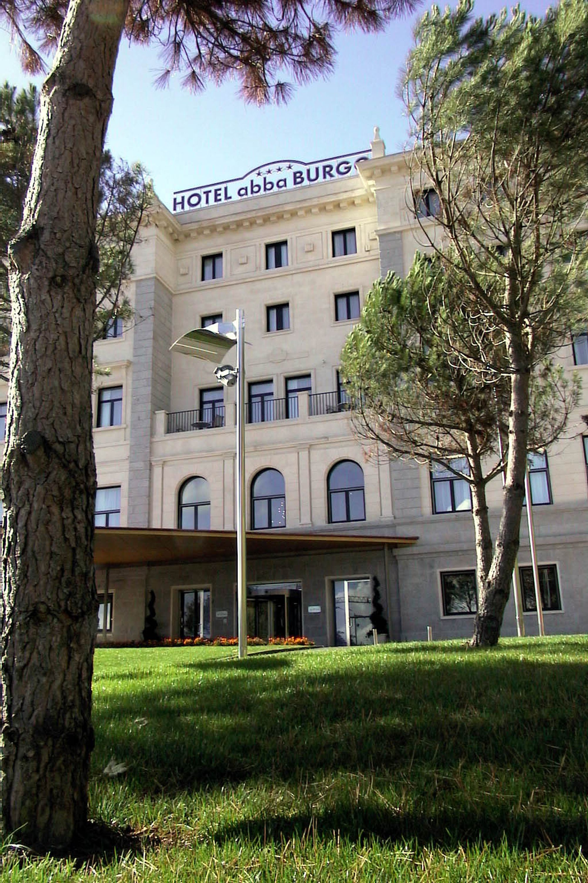Edifício de hotel com uma placa que diz "HOTEL abba BURGO".