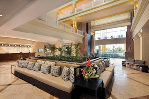 3 bares/lounges, um bar à beira da piscina, um bar junto à piscina