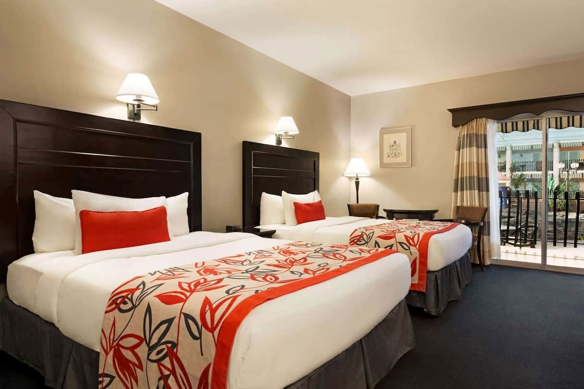 Camas com colchões pillow-top, escrivaninha