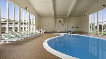 Piscina interna, espreguiçadeiras