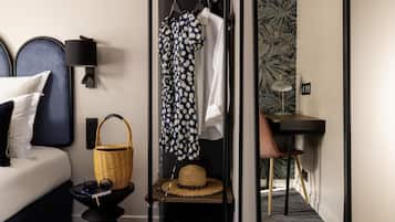 Quarto Clássico | Cofre no quarto, secretária, cortinas/cortinados opacos