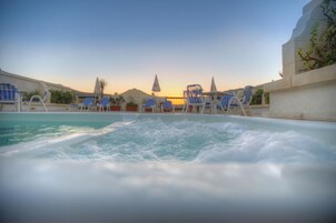 Piscina exterior, espreguiçadeiras 