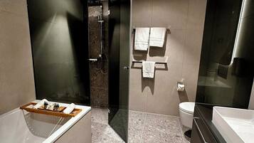 Suite, não fumadores, varanda | Roupa hipoalergénica, minibar, cofre no quarto, secretária