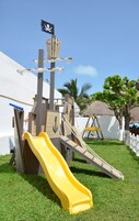 Uma estrutura de recreação temática de pirata, com escorrega e elementos de escalada.