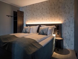 Suite Júnior, não fumadores | Secretária, secretária adequada para computadores portáteis 