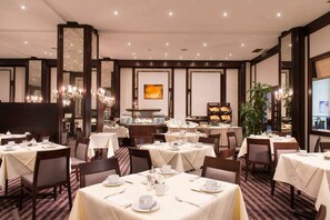 Pequeno-almoço tipo buffet diário mediante uma taxa 