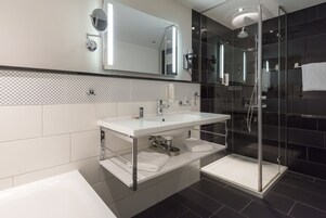 Suite Júnior | Casa de banho | Artigos de higiene ecológicos, um secador de cabelo, toalhas fornecidas 